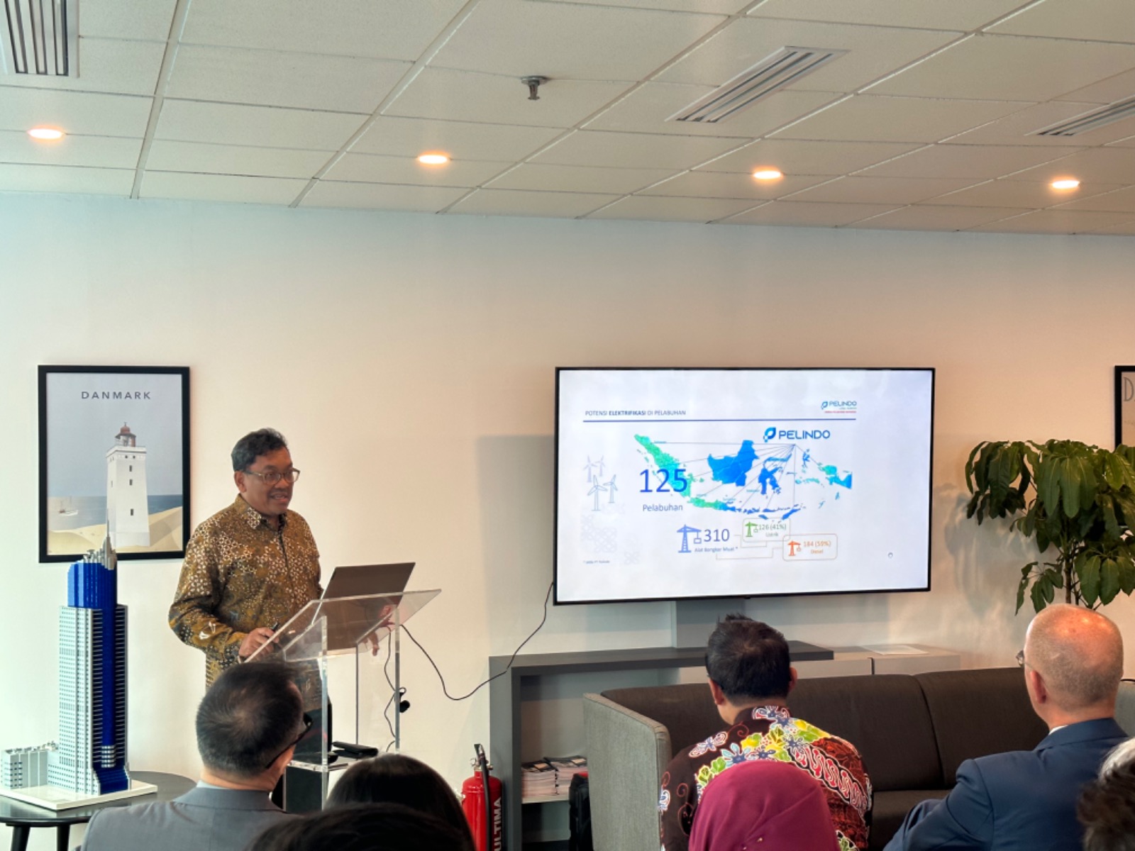 DIREKTUR UTAMA SPJM PAPARKAN EFISIENSI ENERGI PADA BUSINESS EMBASSY ...